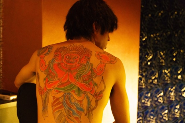 山田裕貴、背中一面の刺青姿に衝撃 映画『闇金ドッグス6』予告編解禁 /2017年7月28日 写真 映画 ニュース |クランクイン!