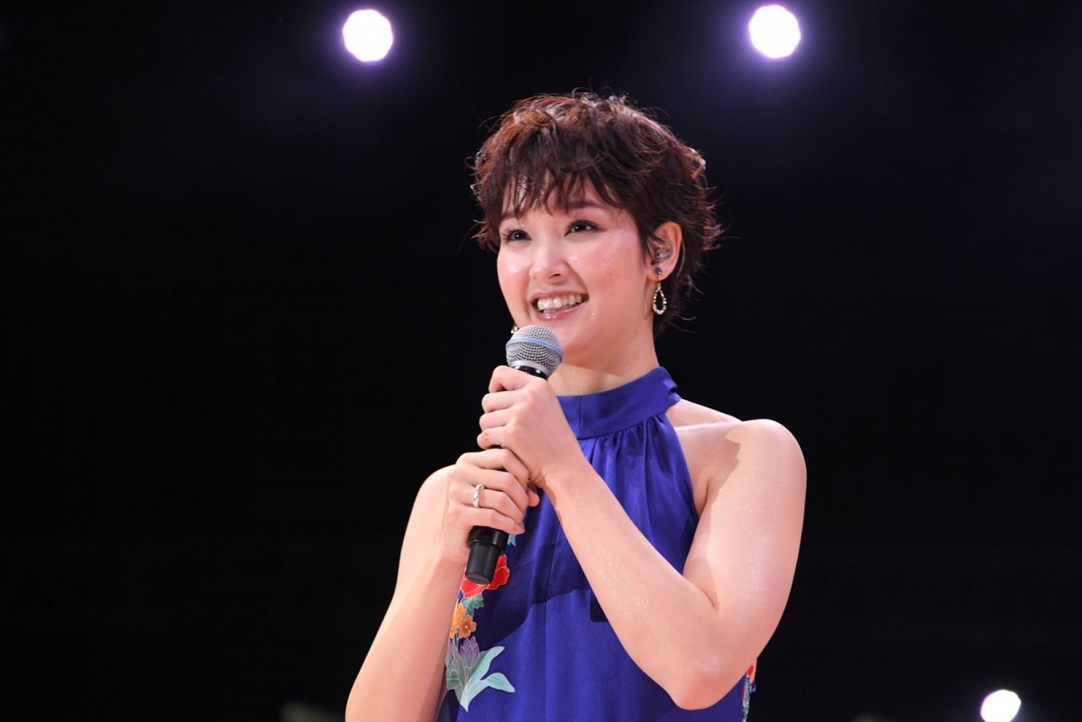 (写真)唐田えりか&剛力彩芽、netflix『極悪女王』でクラッシュ・ギャルズに! 40周年ライブでサプライズ発表 ドラマ ニュース |クランクイン!