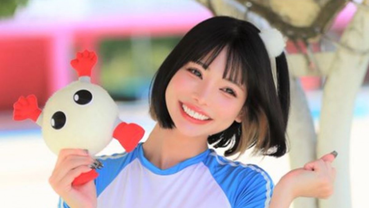 「身長184.3cmです」で「デカ女」話題の美女、ミニ丈“体操着”コスに騒然「たまらん」 - エンタメ - ニュース ｜クランクイン！