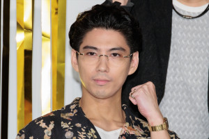 賀来賢人、『映画クレヨンしんちゃん 超華麗！灼熱のカスカベダンサーズ』初日舞台挨拶に登場
